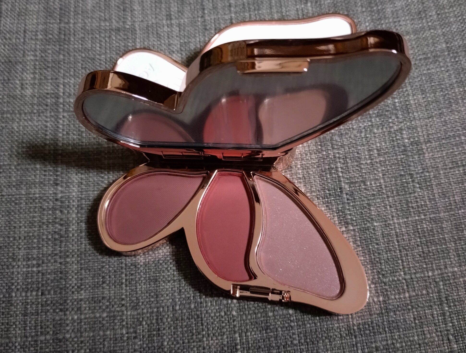 AGAG のアイシャドウってどこに売ってる？使い方2つ紹介！